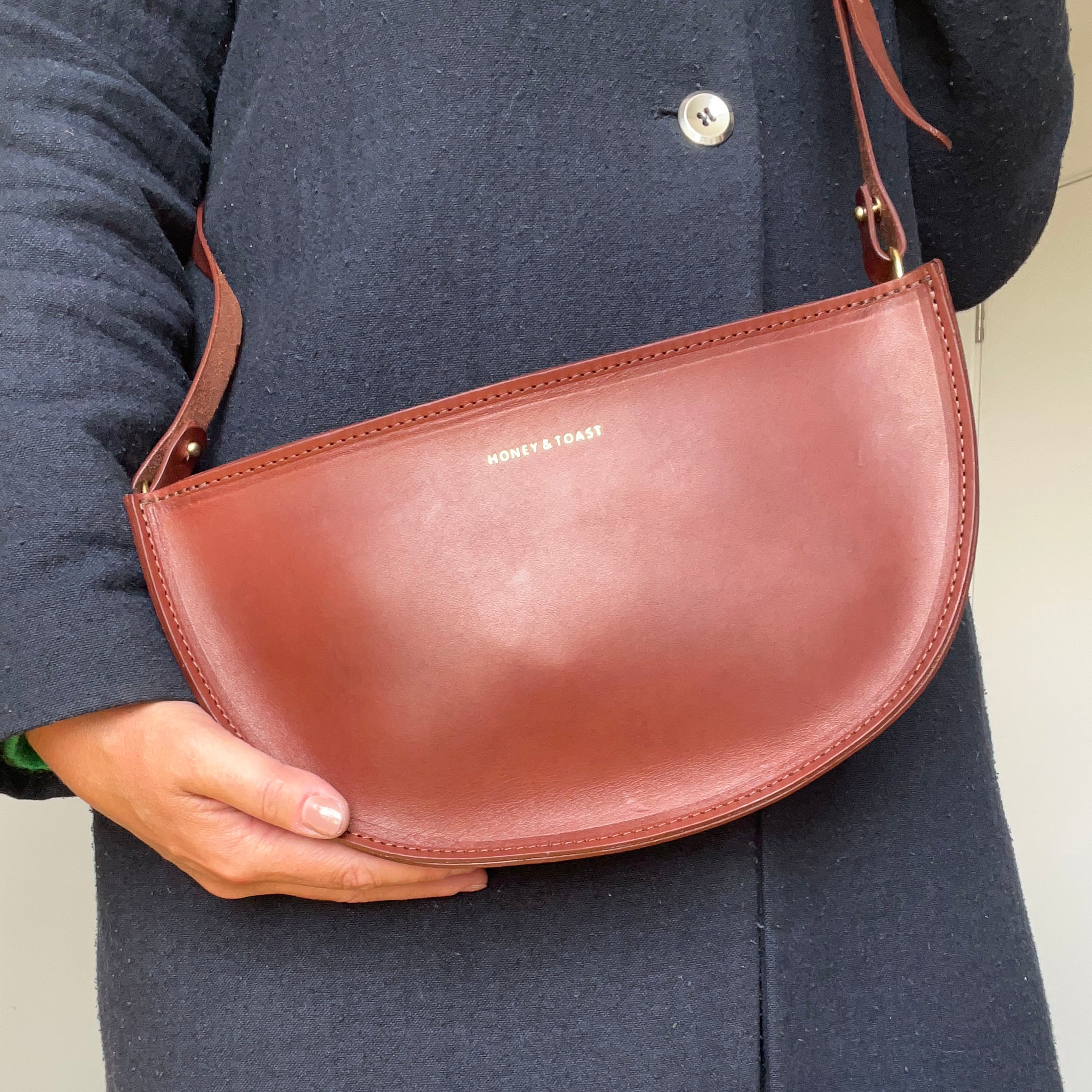 Large half moon bag conker – Honey & Toast